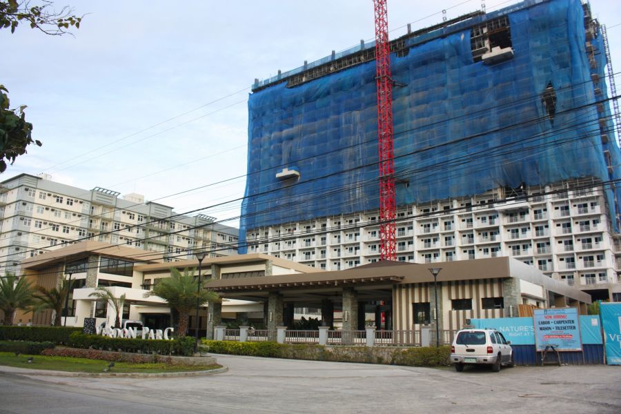 DMCI Homes tops off second building of Davao development